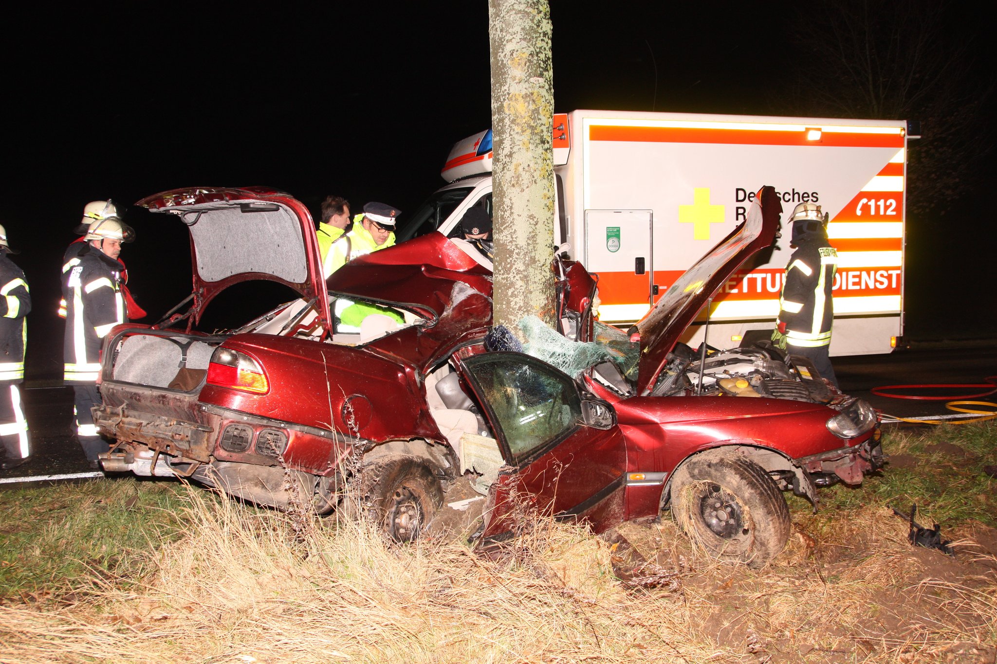 Schwerer Unfall zwischen Harsefeld und Stade - Auto wickelt sich halb um den Baum - Harsefeld
