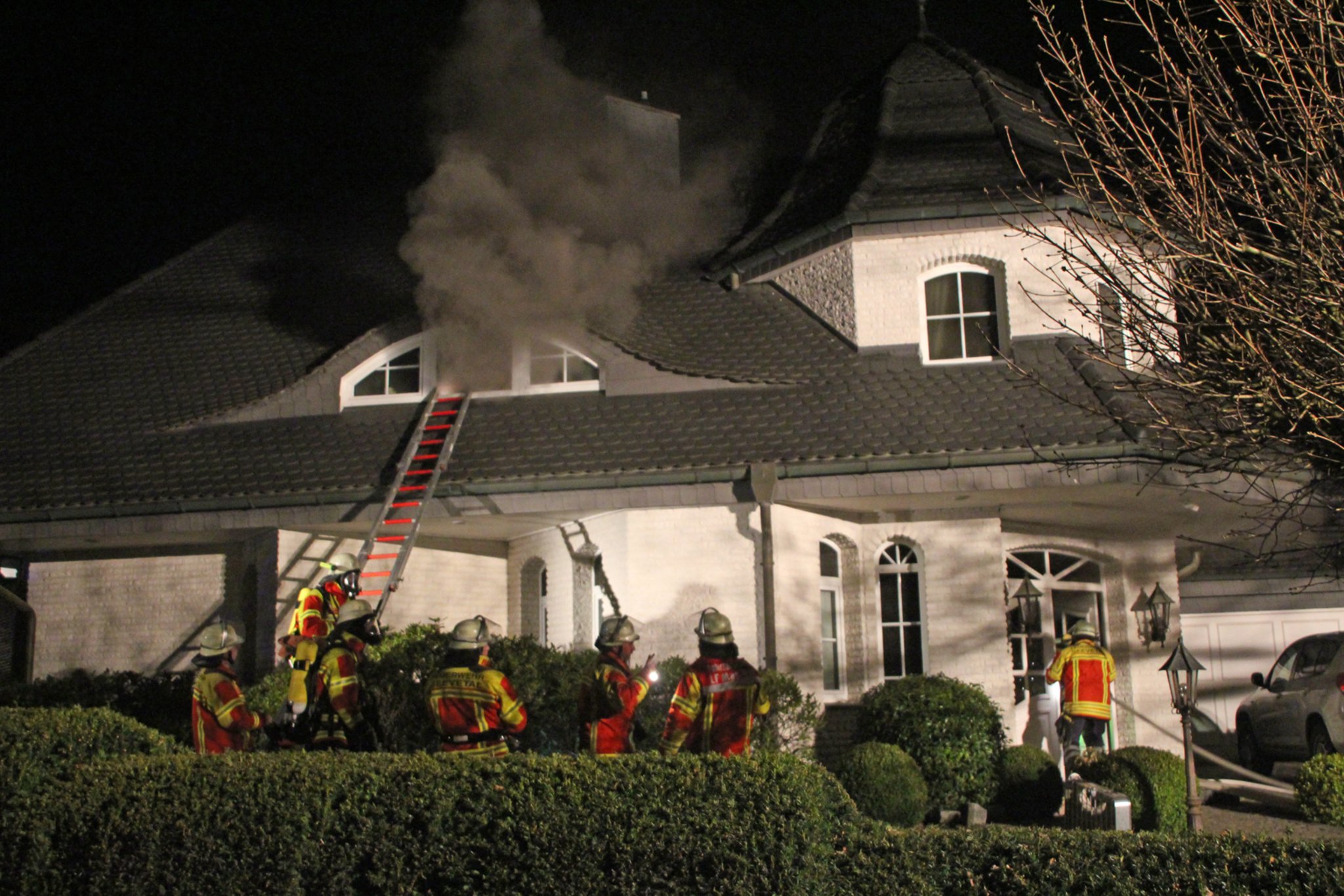 Frau und Hund aus brennendem Haus gerettet - Seevetal