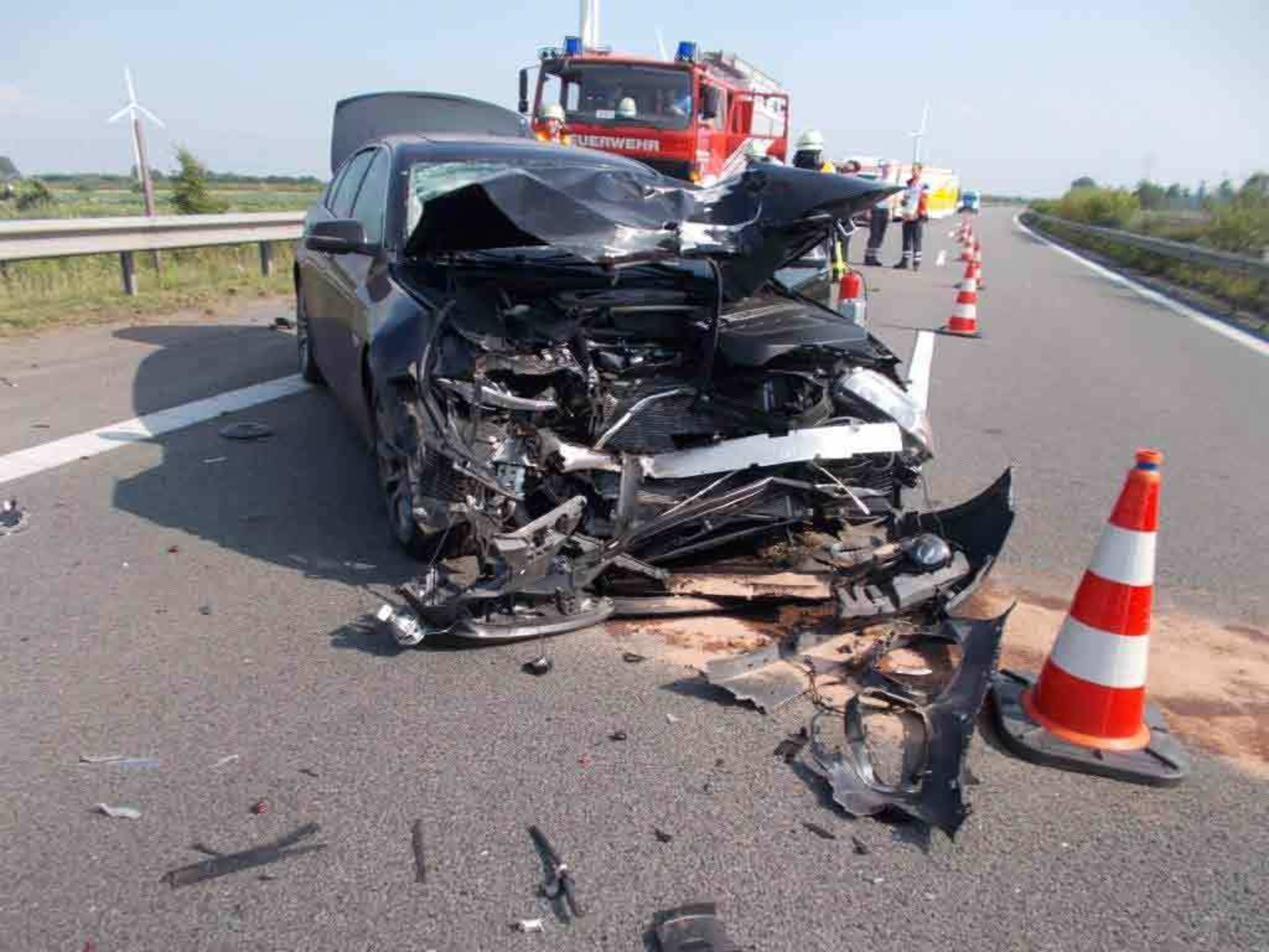 Autobahn-Unfall mit Fahrschulwagen in Stade - Stade
