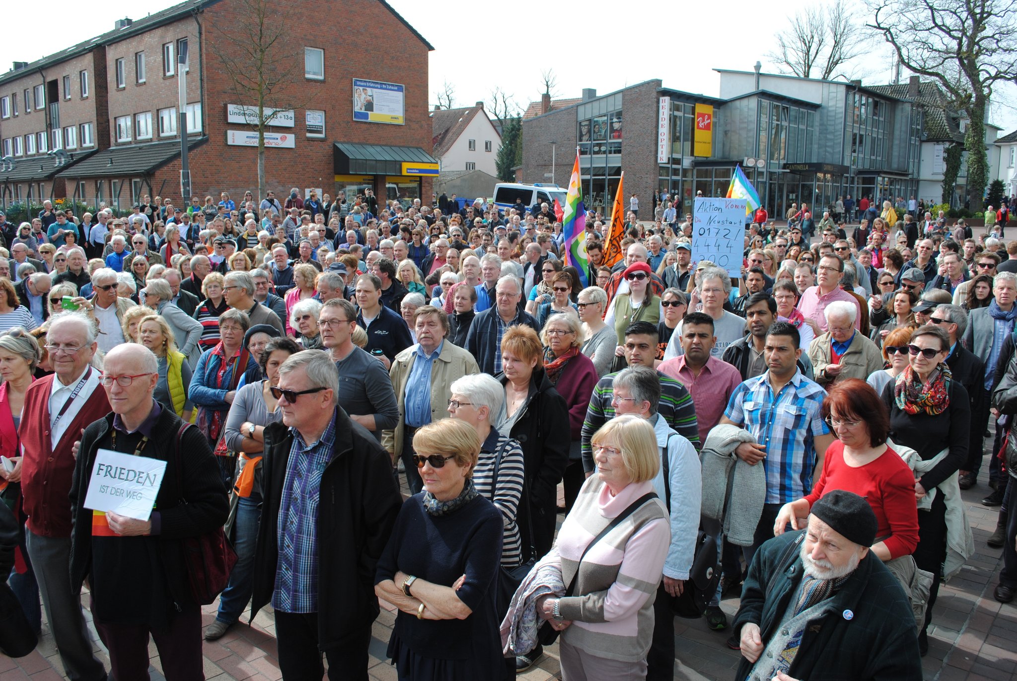 400 Buchholzer zeigen bei Kundgebung Gesicht gegen NPD-Demo - Winsen