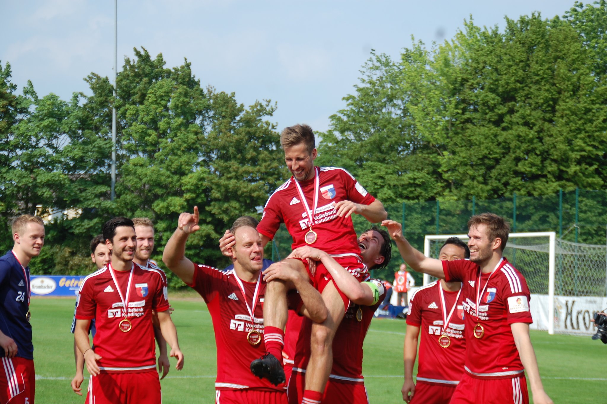 Cup, Bengalos und Malle-Party: SV Drochtersen/Assel gewinnt den ...