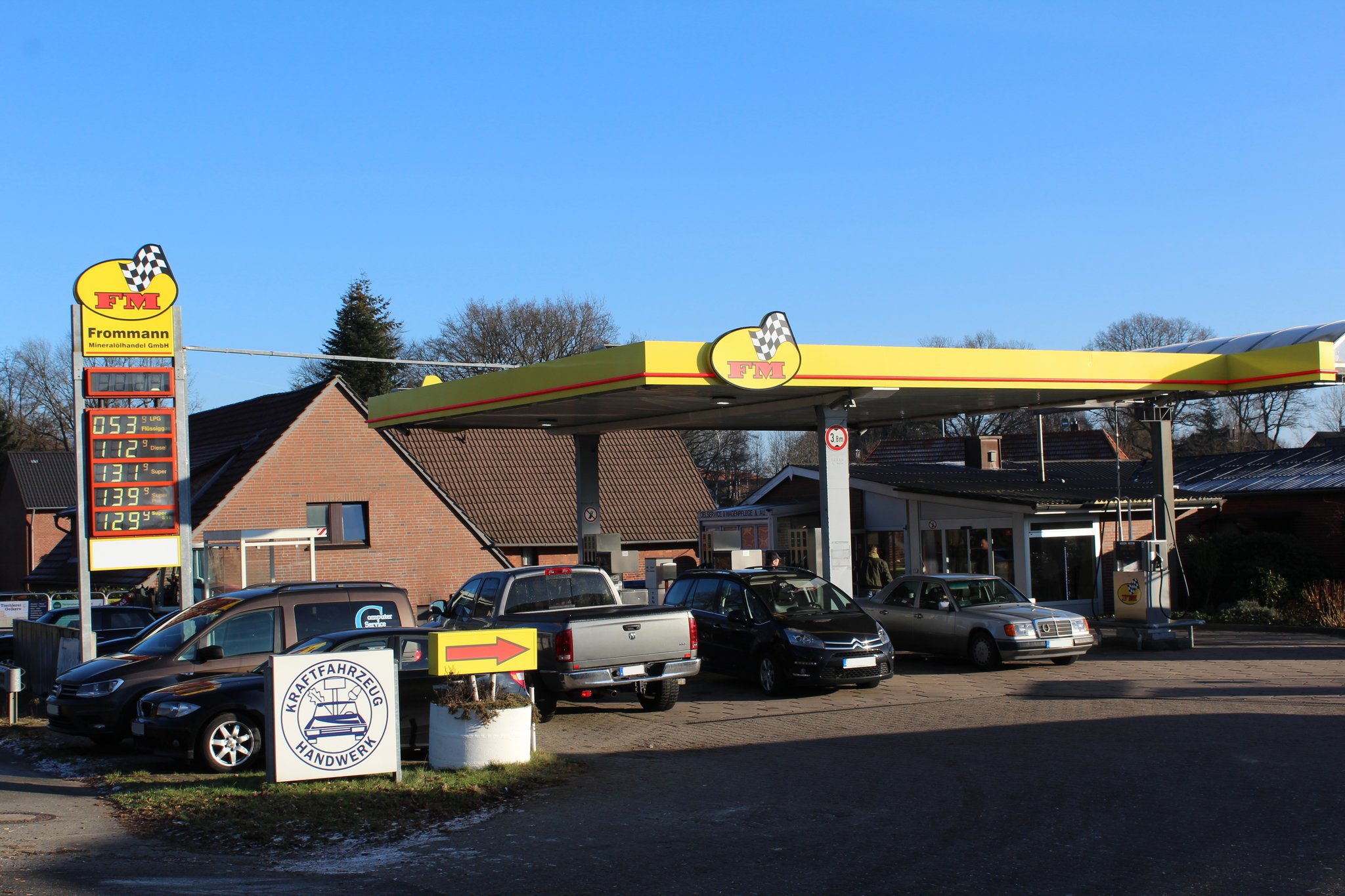 Eine moderne Tankstelle mit Top-Service: Die FM-Tankstelle in Nenndorf ...