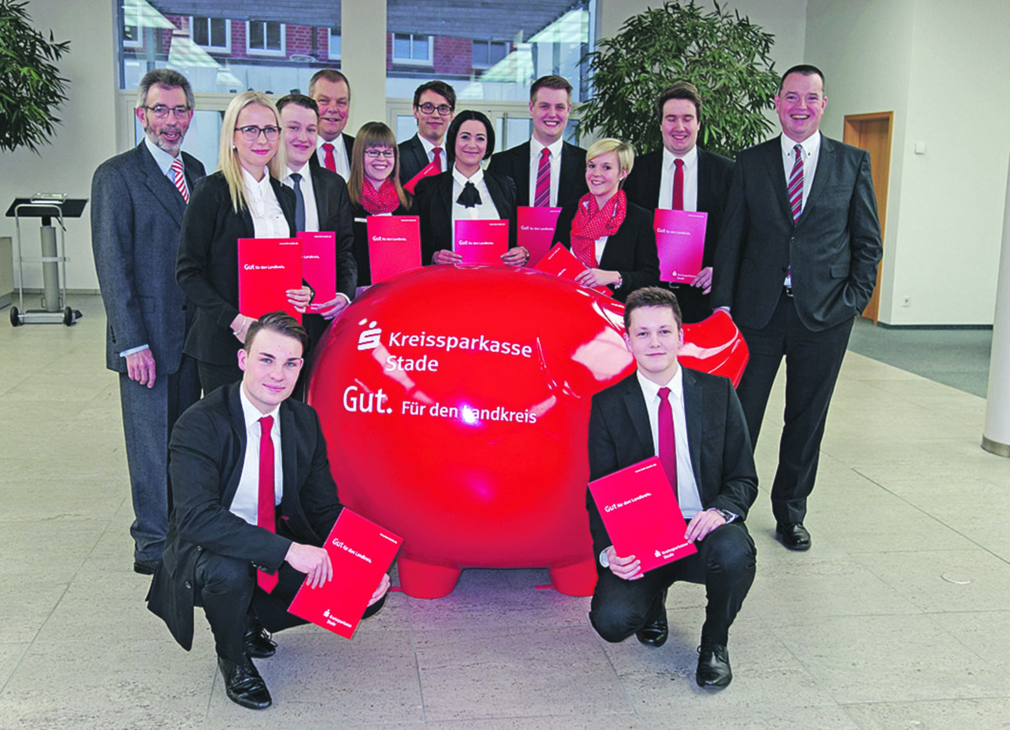Zehn neue Bankkaufleute bei der Kreissparkasse Stade - Stade