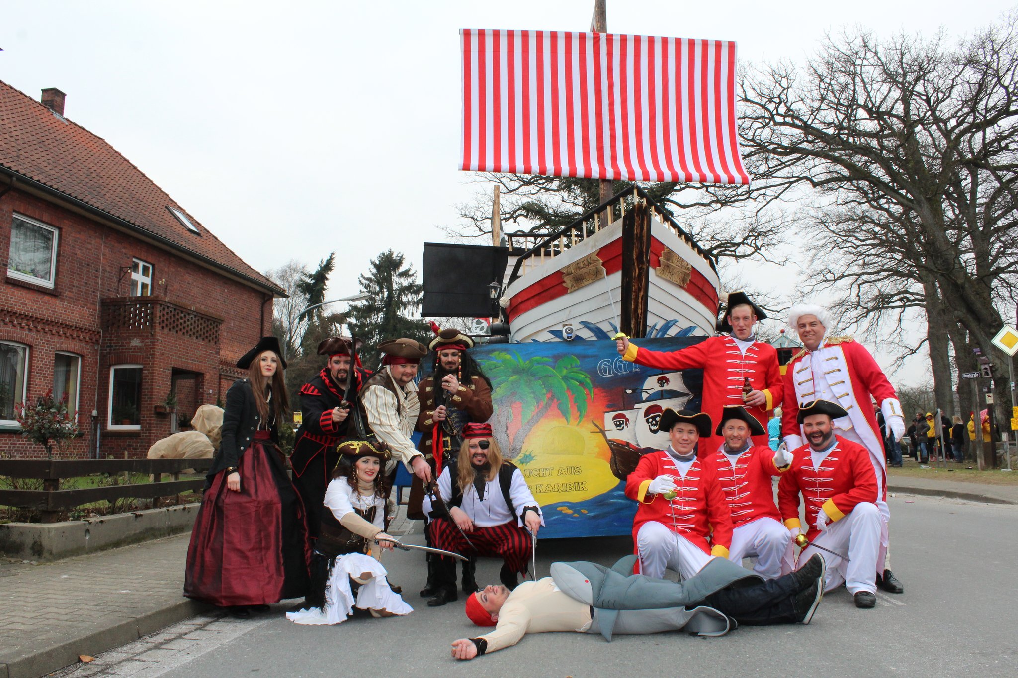 "Let's make Toppenstedt great again" - Bunter Faslamsumzug in ...