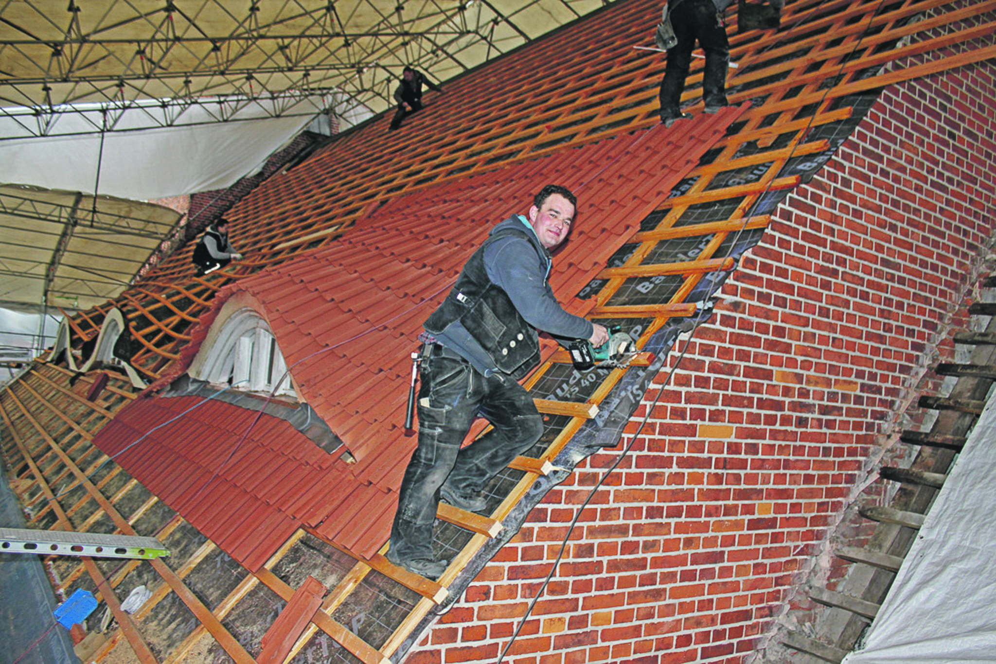 11.000 neue Dachpfannen: Firma aus Horneburg saniert Dach der Apenser ...