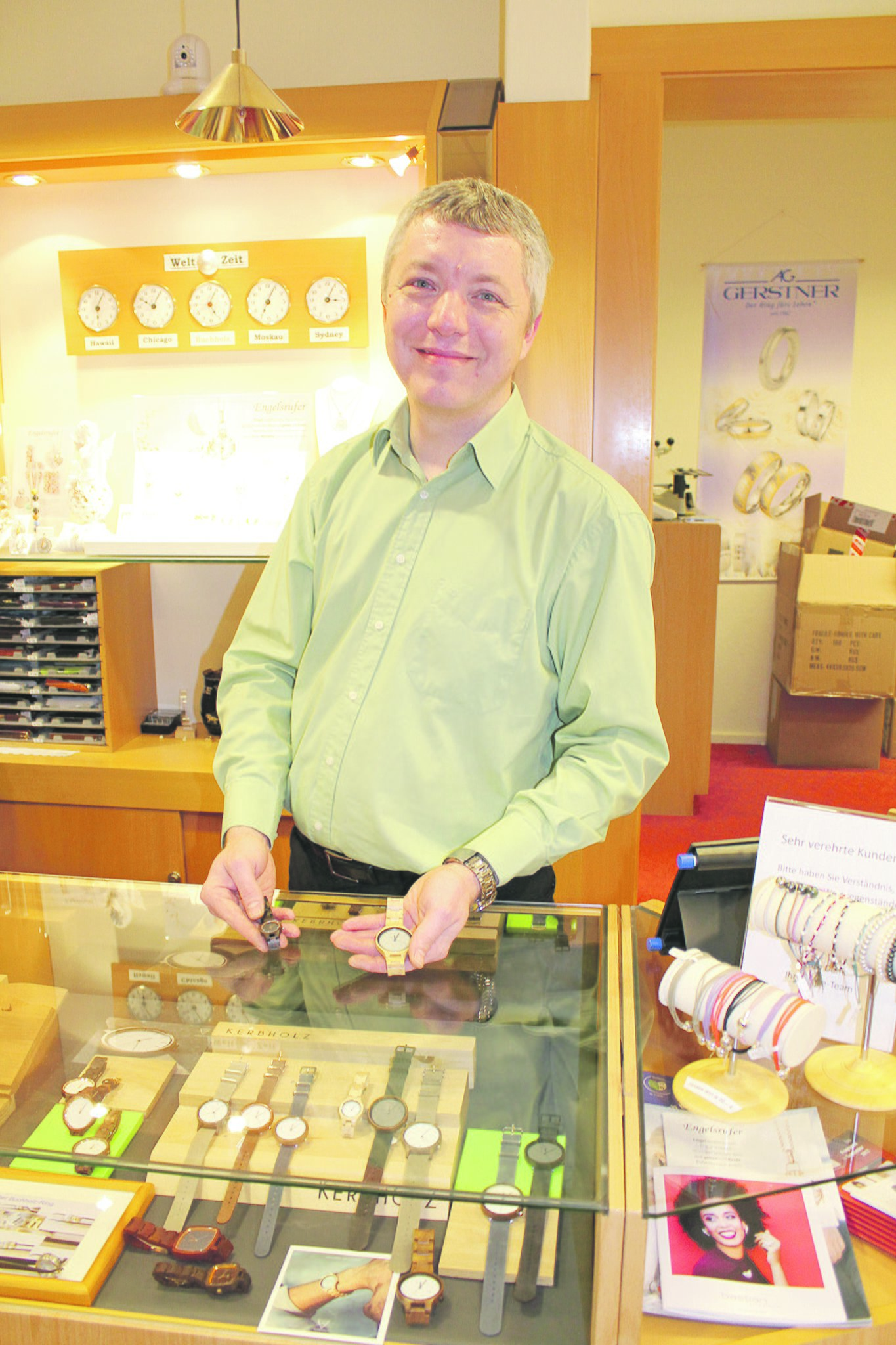 Das neue Kultobjekt: Juwelier Klenke zeigt innovative Holzuhr - Buchholz