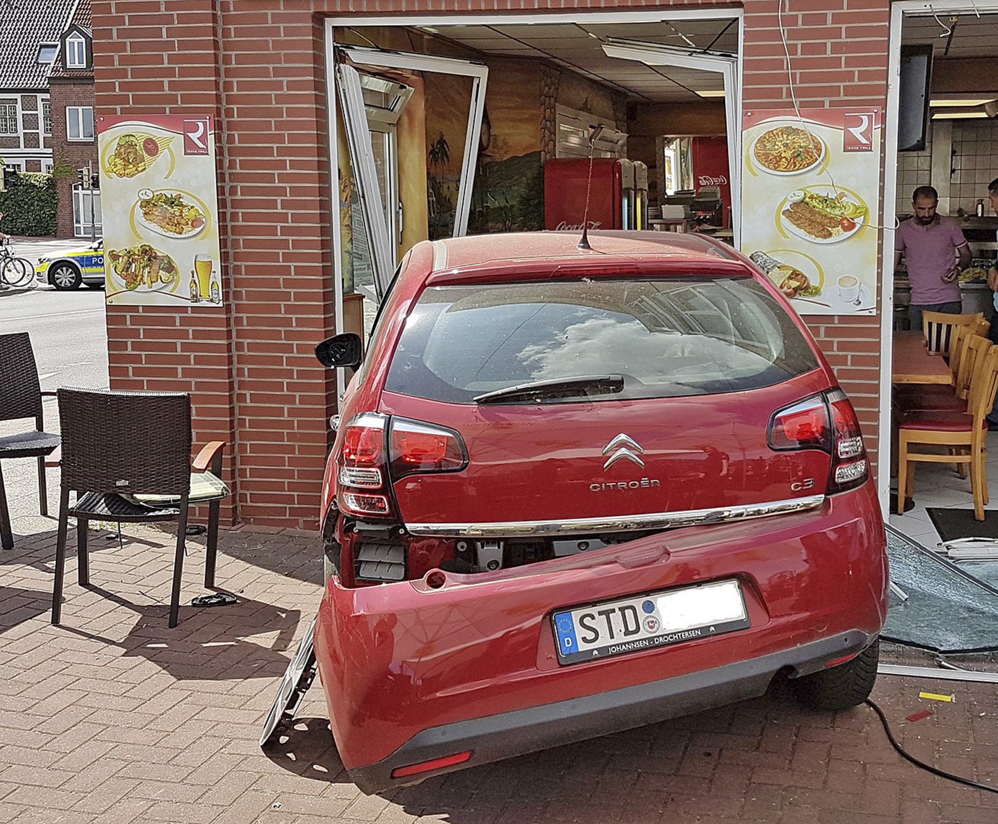 Stade: Mit dem Auto durch die Scheibe - Stade