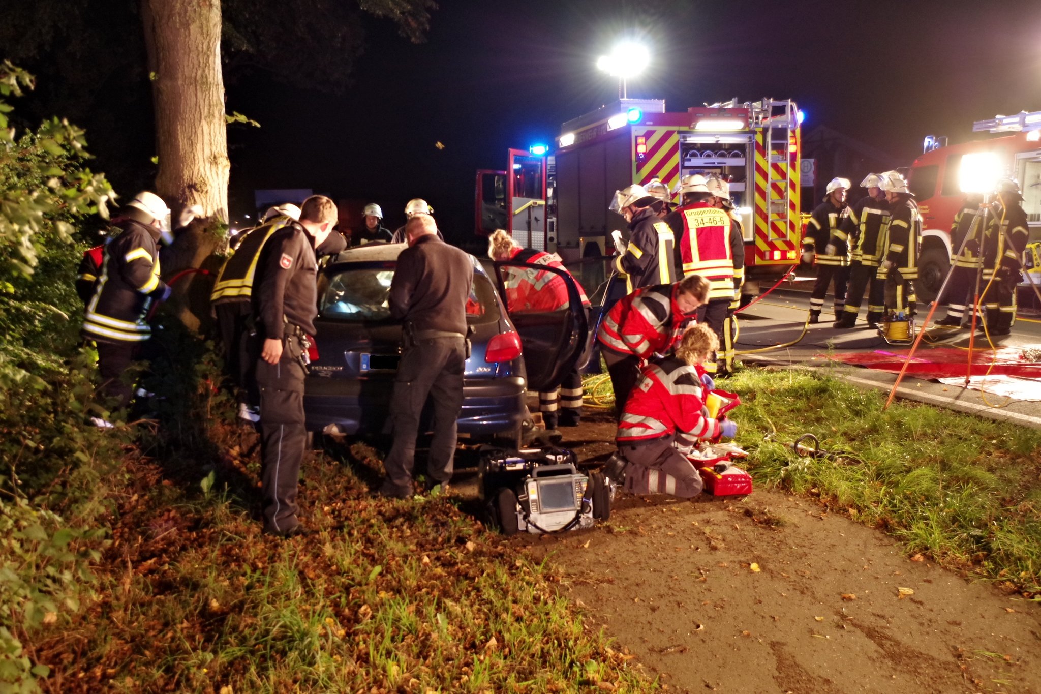 Peugeot kollidiert auf B74 bei Hagenah mit Baum - Stade