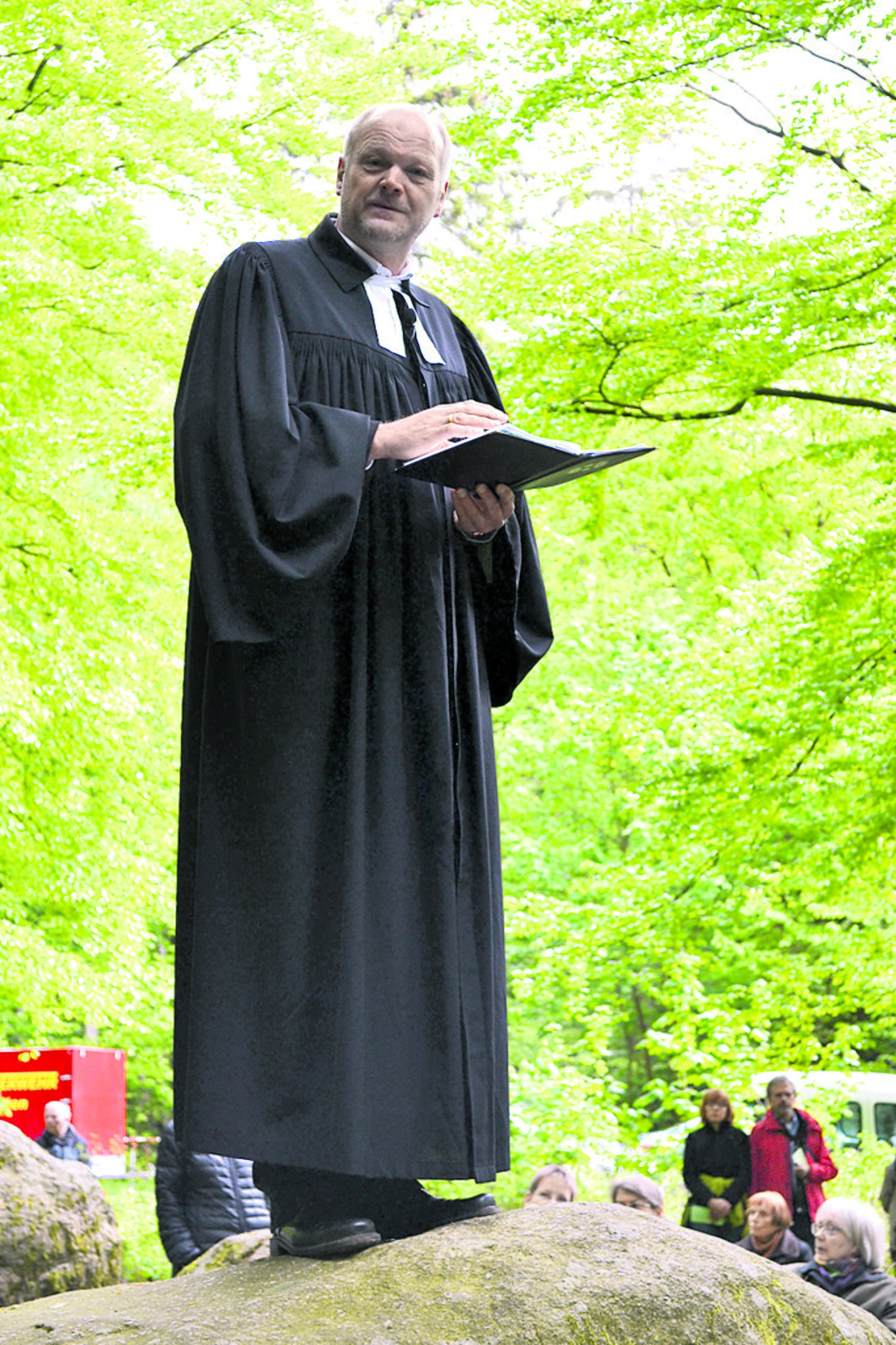 Interview mit Superintendent Dirk Jäger: "Die Kirchen werden Bestand ...