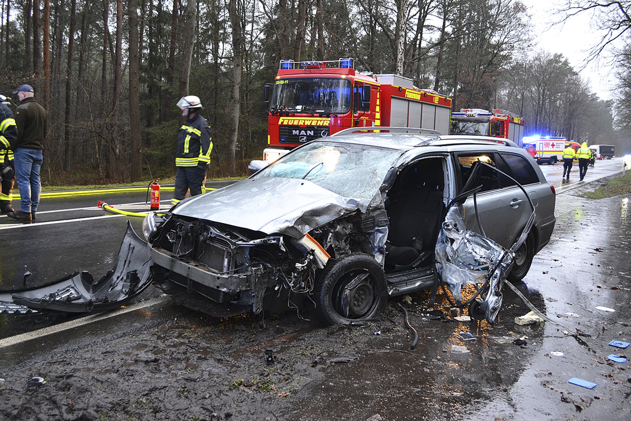 Bei Neddernhof: Tödlicher Unfall auf der B3 / Polizei ermittelt Unfallursache - Tostedt