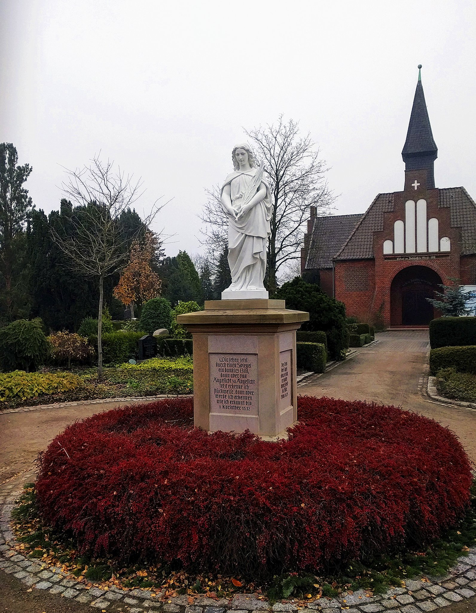 In Tostedt: Friedhofs-Wahrzeichen wieder auf dem Sockel - Tostedt