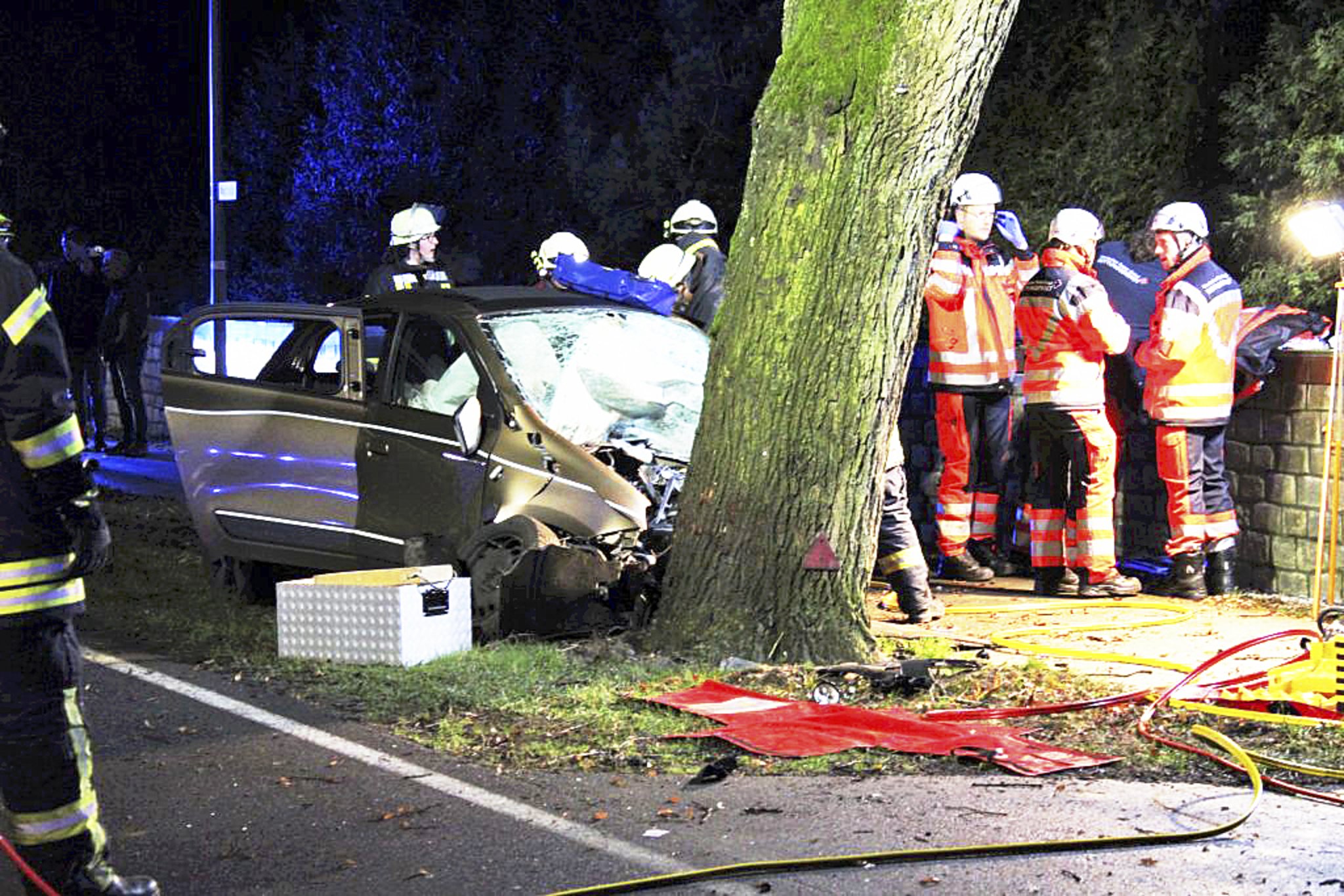 55-jährige Autofahrerin prallt frontal gegen Baum - Harsefeld