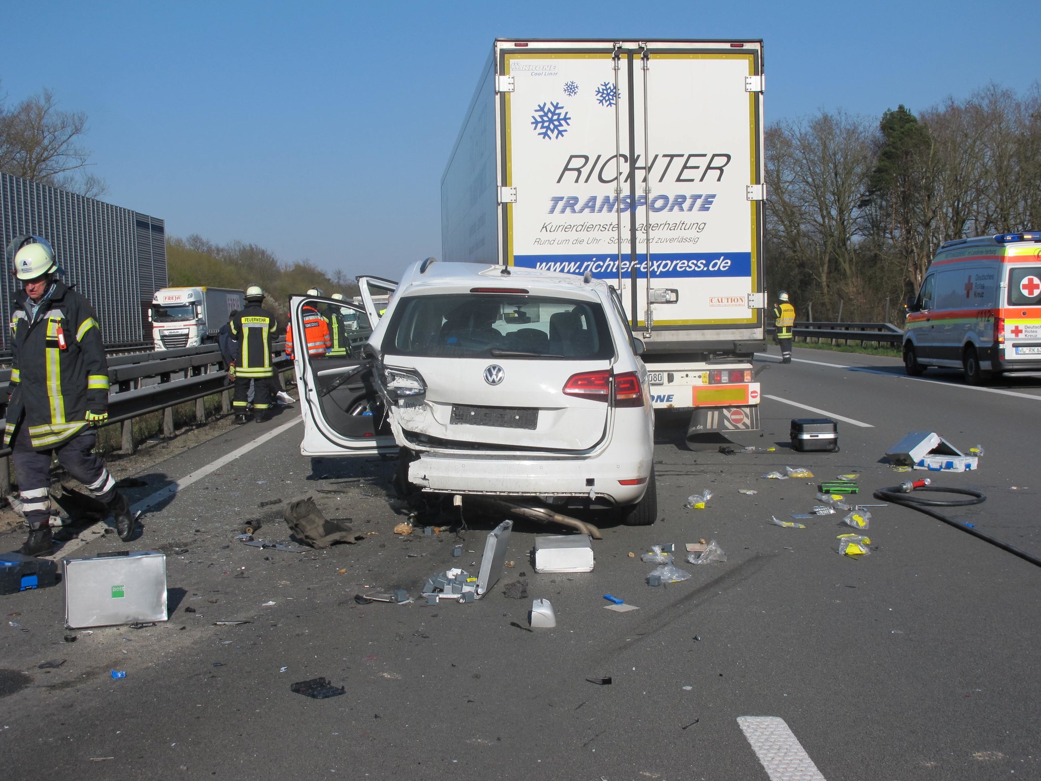 Drei Verletzte: Zwei schwere Unfälle auf der A1 - Hollenstedt
