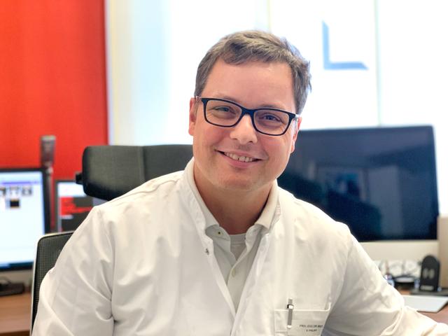 Dr. Sebastian Philipp, Chefarzt an den Elbe Kliniken, erläutert ...