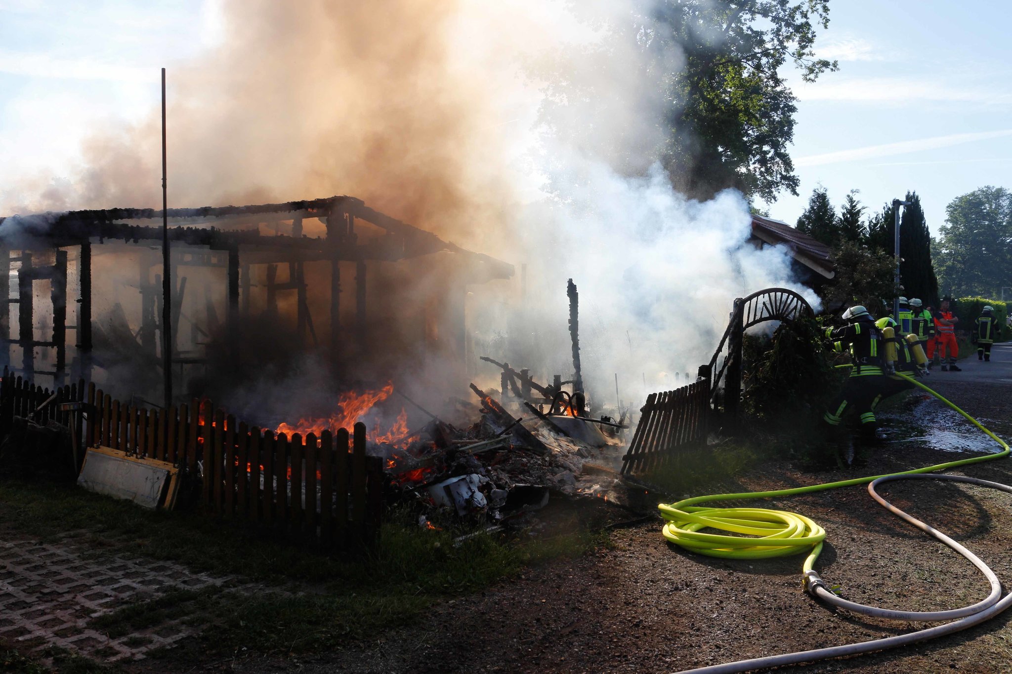 60 Feuerwehrleute bei Brand in Tespe: Tesper Camping-Heim in Flammen ...