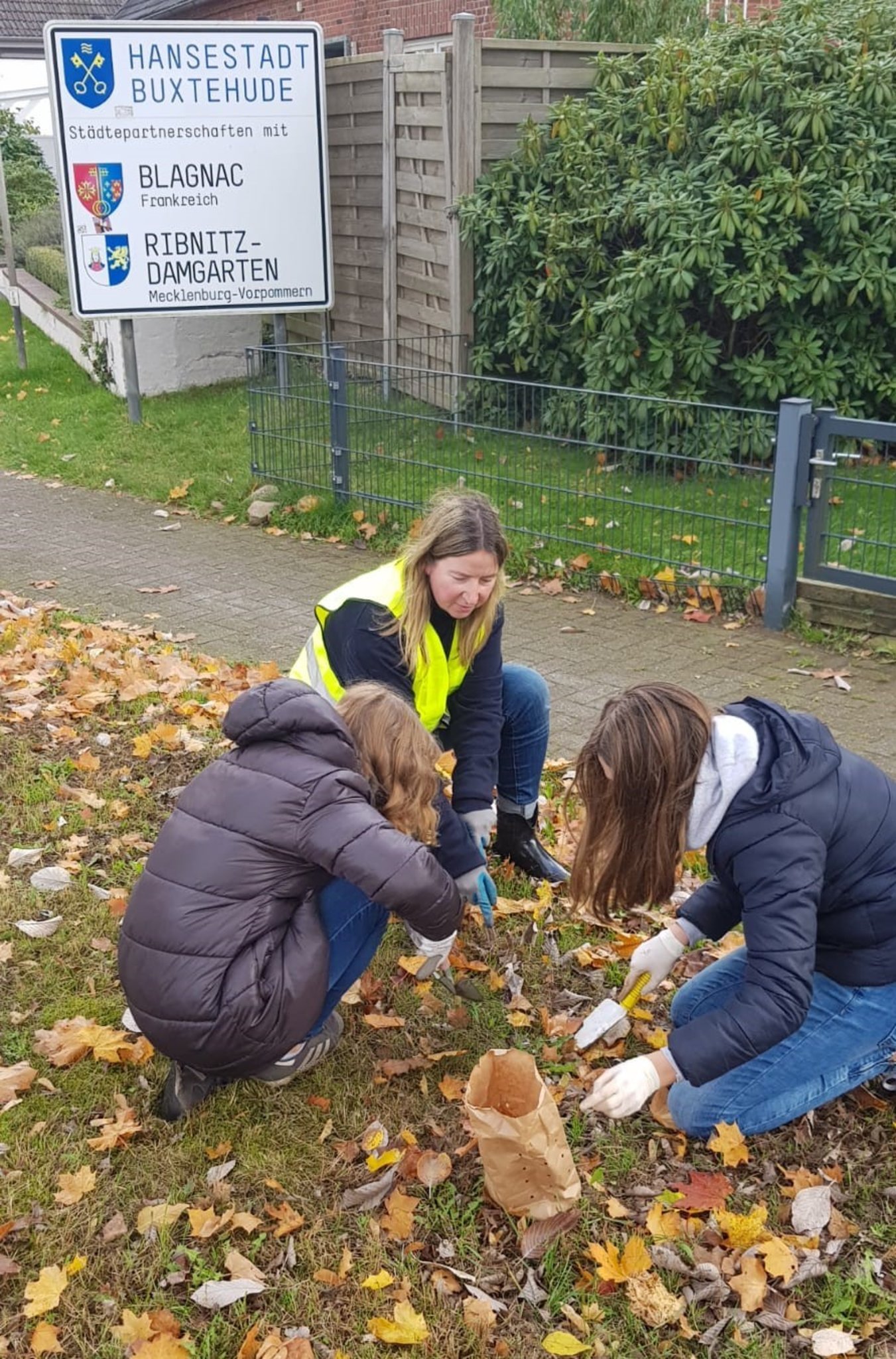 3.500 Blumenzwiebeln n den Boden gebracht: Hedendorf soll im Frühling ...