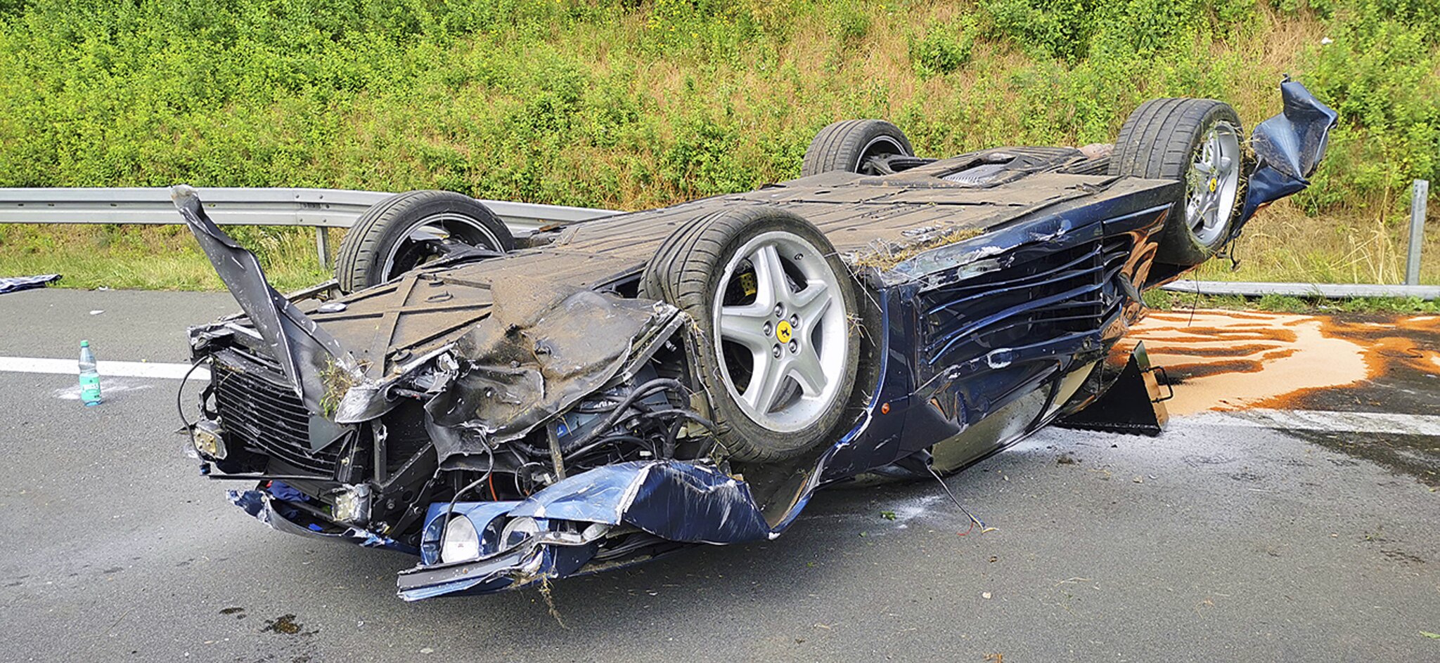 Fahrer schwer verletzt: Nach einem Unfall auf der A39 ist ein Ferrari ...