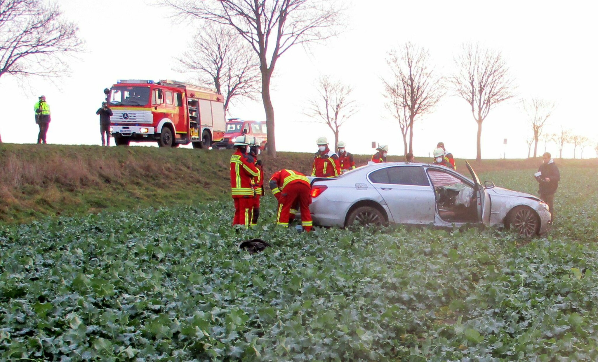 Unfall beim Überholen in Buxtehude: Zwei Schwerverletzte auf der B3 - Buxtehude