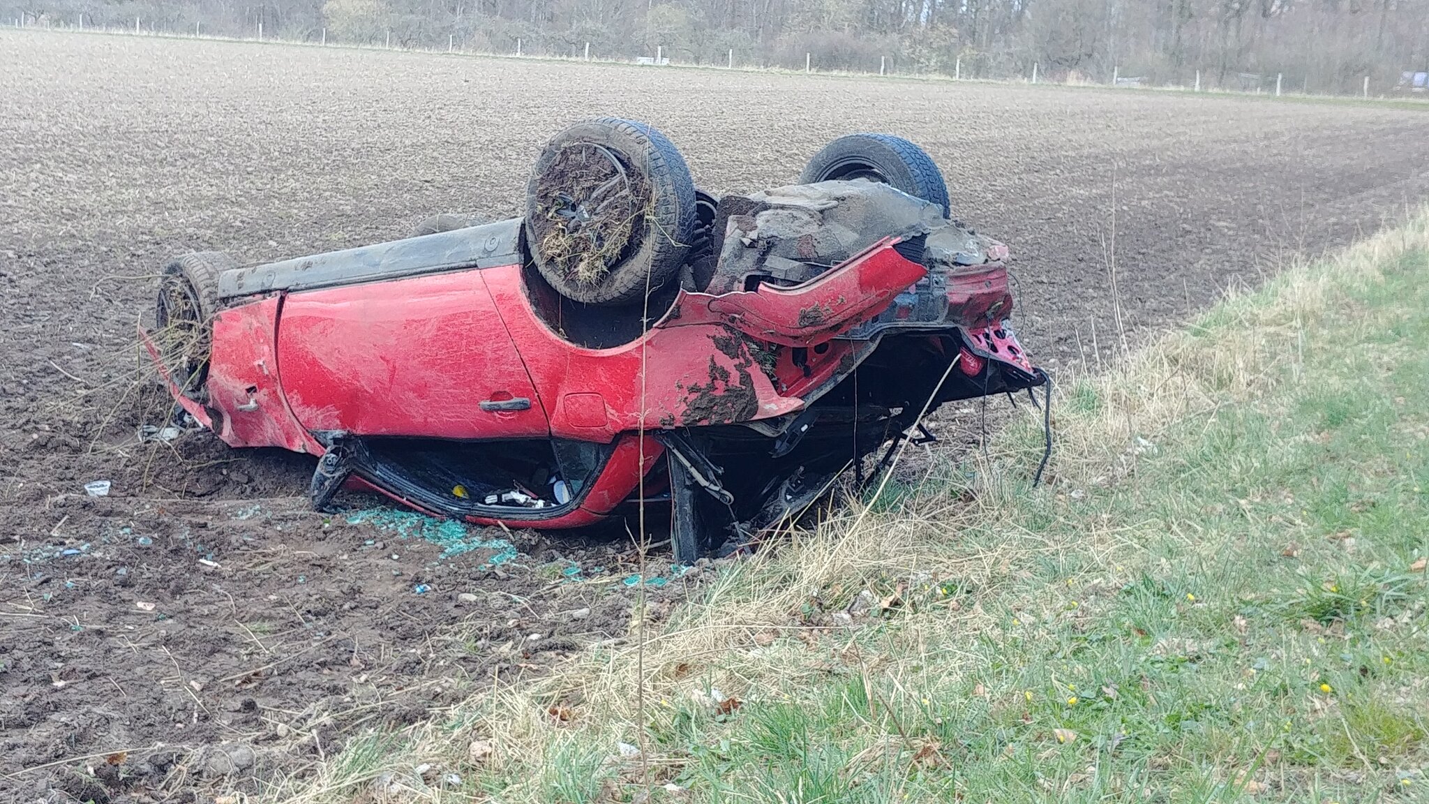 Unfall zwischen Harsefeld und Hollenbeck: Nach Zusammenstoß auf dem Dach liegengeblieben - Buxtehude