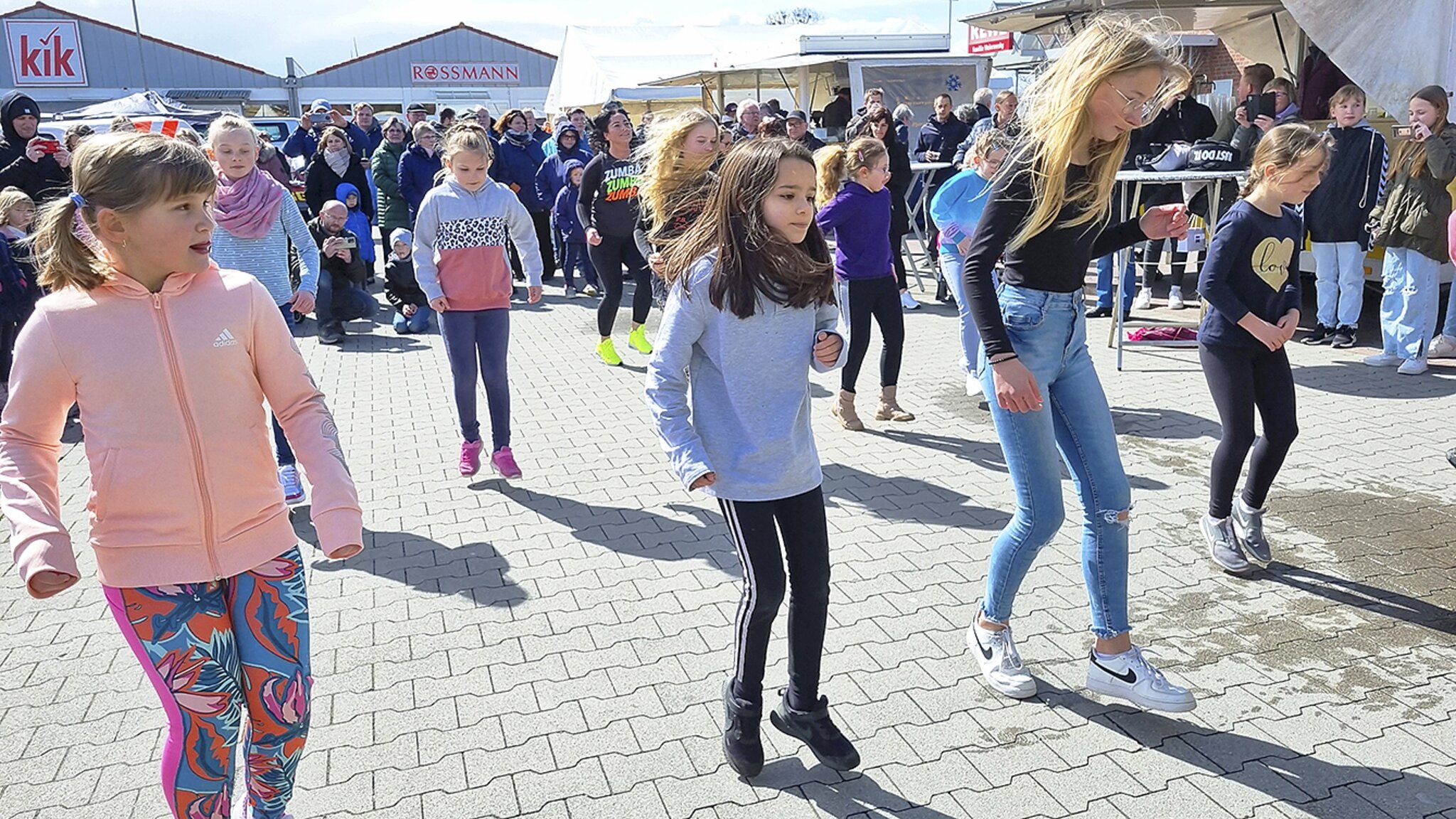 Ein souveräner Auftritt: Trotz "Schietwetter" : Tausende Besucher beim ...