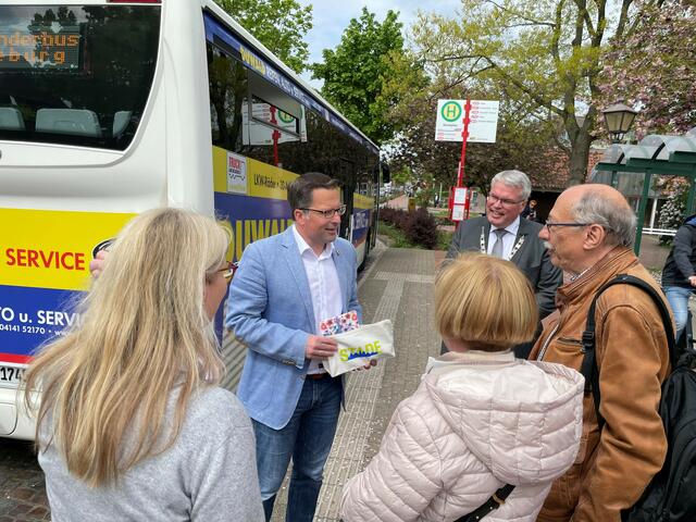 55.555ster Fahrgast wird überrascht: Schnapszahl im Elbe-Radwanderbus ...