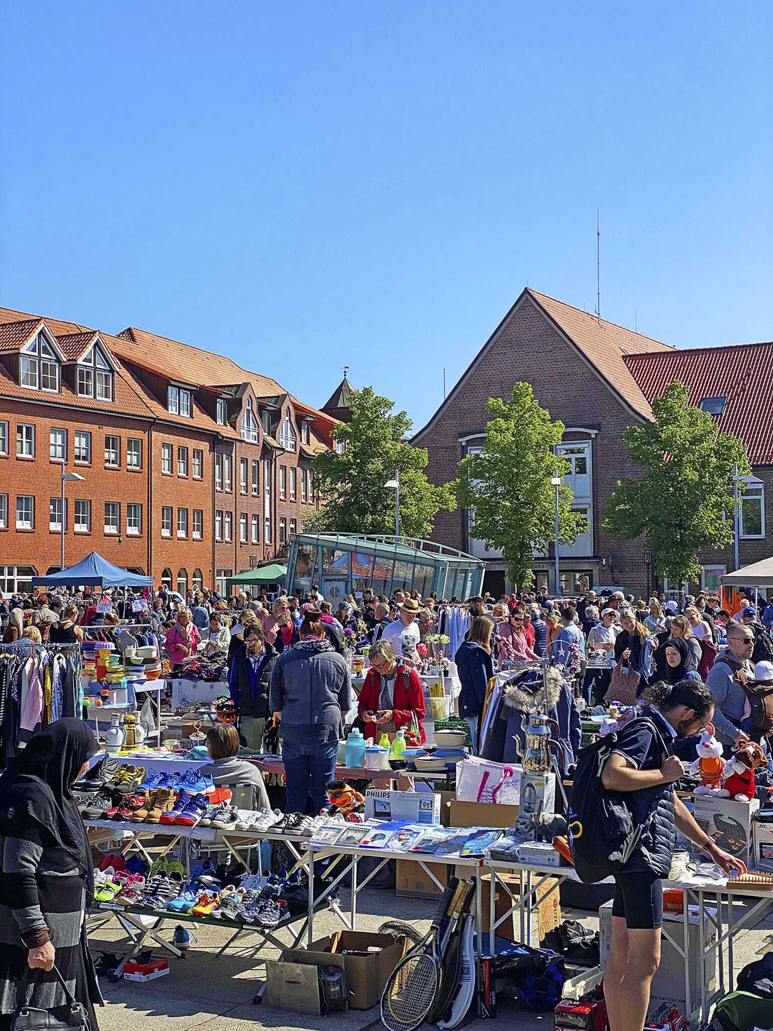 Stader Altstadt: Frühjahrströdelmarkt lockte Besucher schon ab 5 Uhr an ...