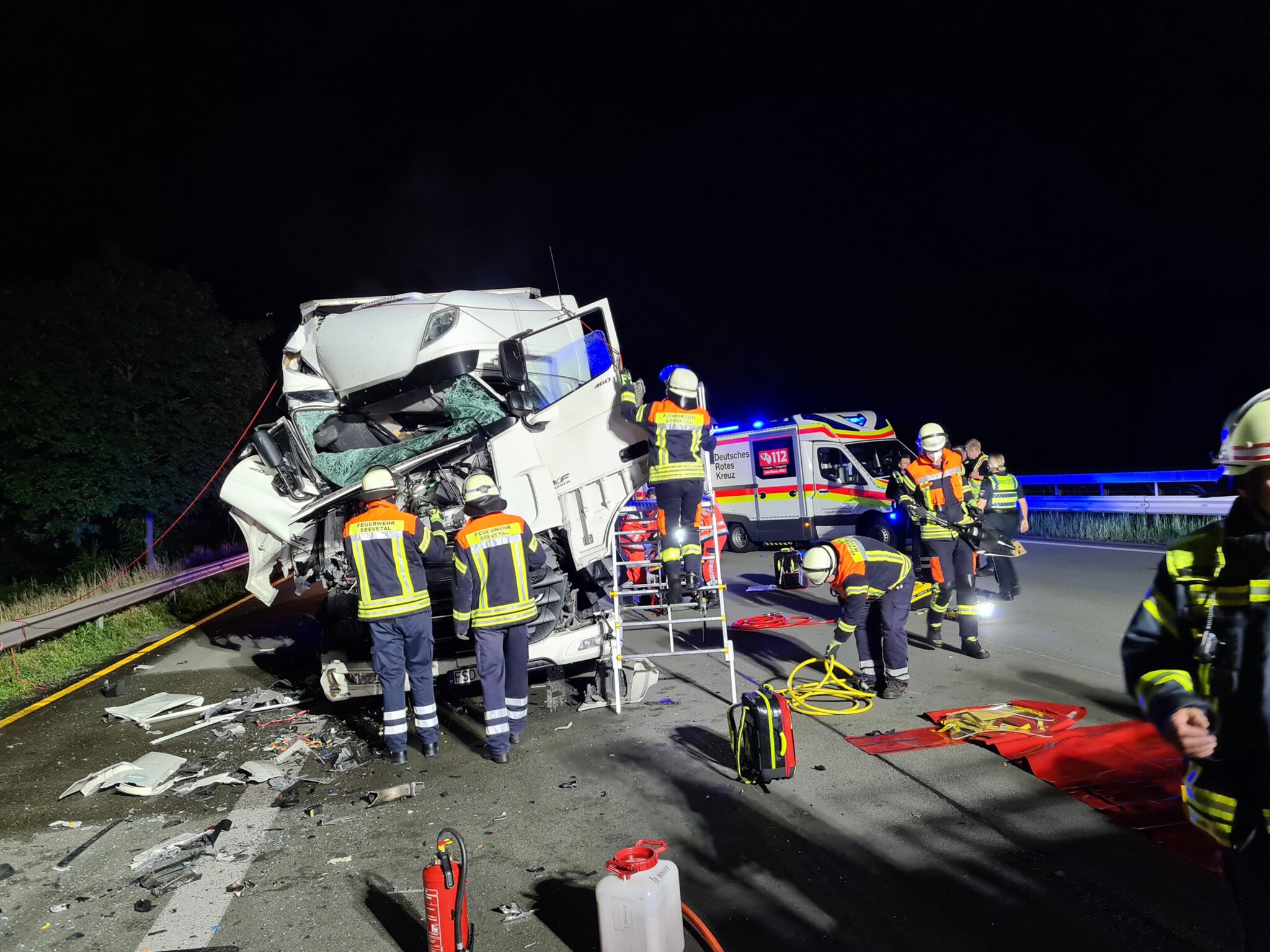 Feuerwehr rettet eingeklemmten Lkw-Fahrer: Erneut schwerer Unfall auf der Autobahn 1 zwischen ...
