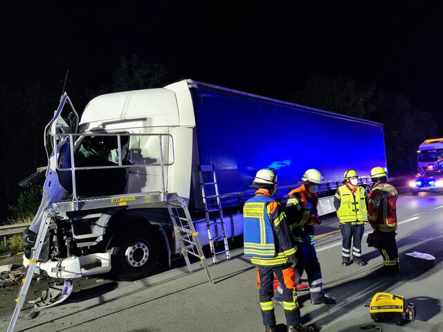 Feuerwehr rettet eingeklemmten Lkw-Fahrer: Erneut schwerer Unfall auf der Autobahn 1 zwischen ...