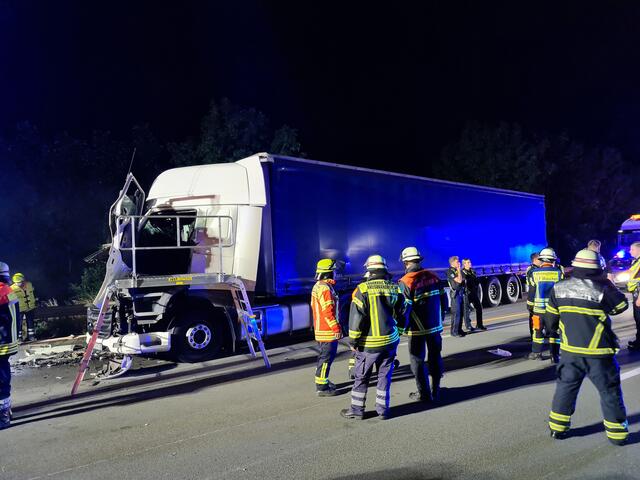 Feuerwehr rettet eingeklemmten Lkw-Fahrer: Erneut schwerer Unfall auf der Autobahn 1 zwischen ...
