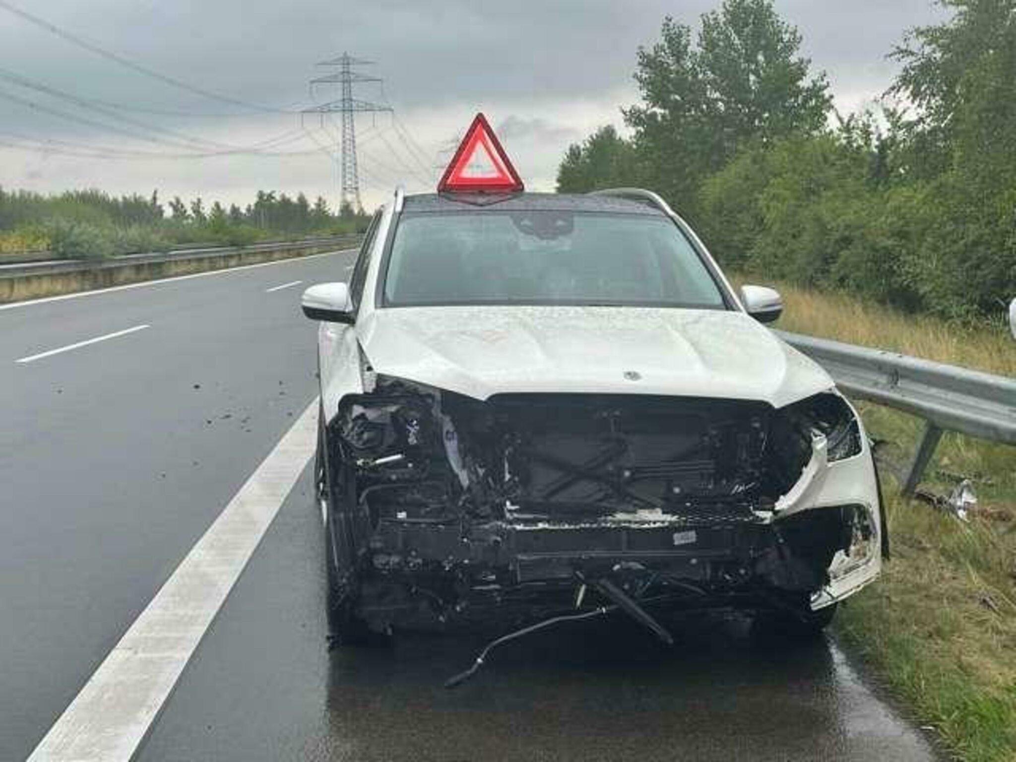 A26: Unfallverursacher flüchtet: Mercedes nach Crash schrottreif ...