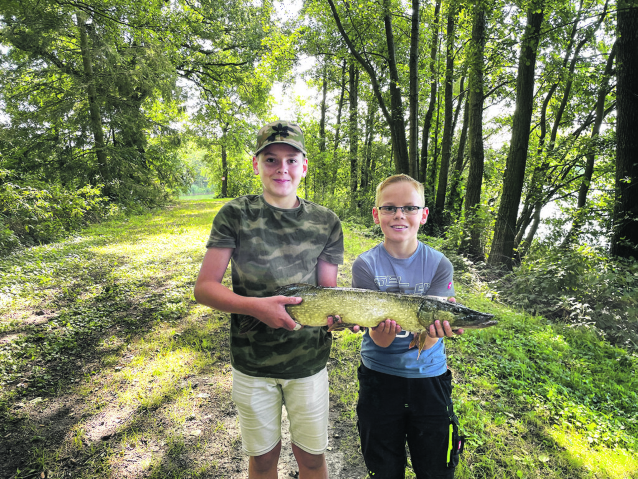 Ganz stolz auf den großen Fang: Winsener Fischerei-Nachwuchs angelte ...
