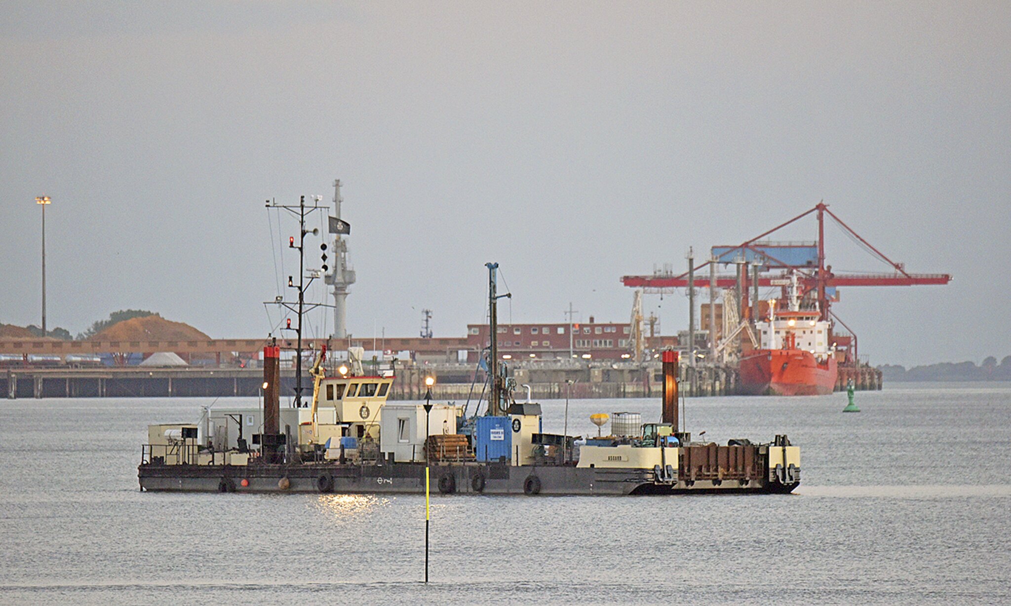 Schwimmponton untersucht künftiges Hafenbecken: LNG-Terminal Stade ...