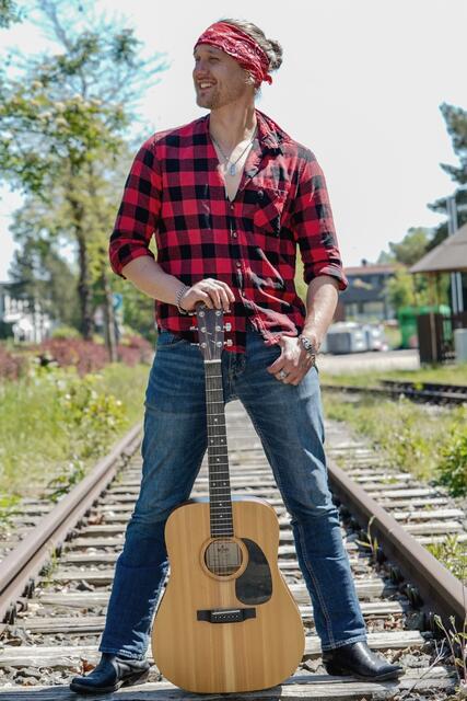 Auf Tour mit Opas Wohnmobil: Kehdinger Rockmusiker geht auf Roadtrip in ...