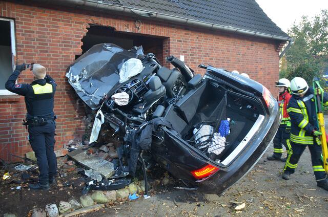 Bewohner aus dem Schlaf geschreckt: Schwerer Unfall in Bargstedt: Auto kracht in Hauseingang ...