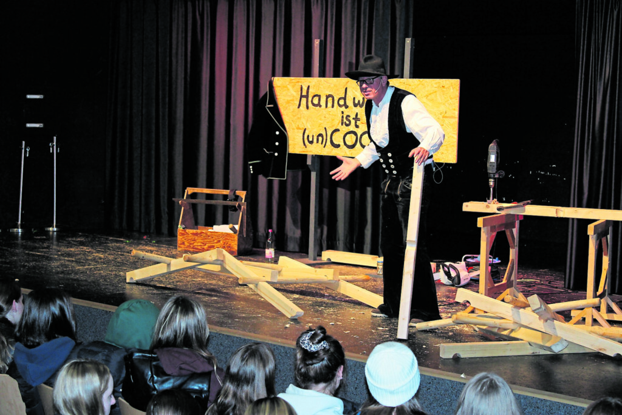 Authentizität ist wichtig: Zimmerer Richard Betz bringt Schülern ...