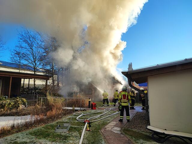 Winsen: Großfeuer vernichtet Sauna im Freizeitbad "Die Insel" - Winsen