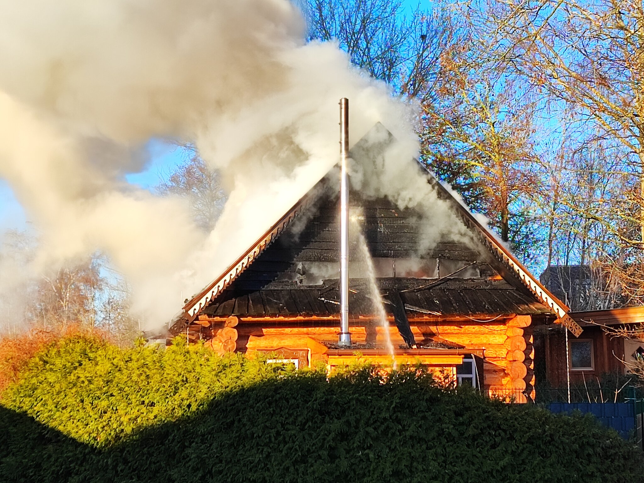 Winsen: Großfeuer vernichtet Sauna im Freizeitbad "Die Insel" - Winsen