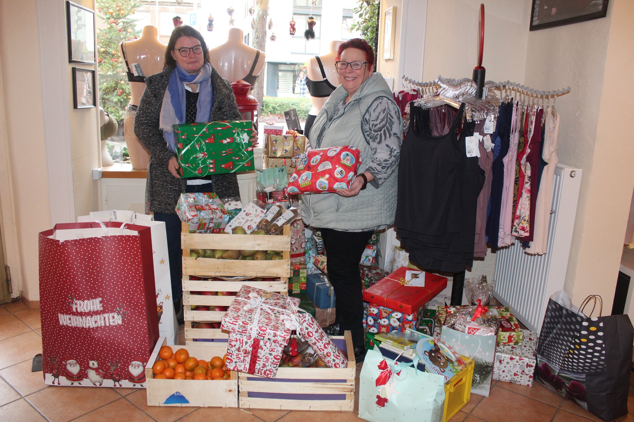 Buxtehuder Wunschbaum: 60 Geschenke für Kinder und 140 Seniorentüten ...