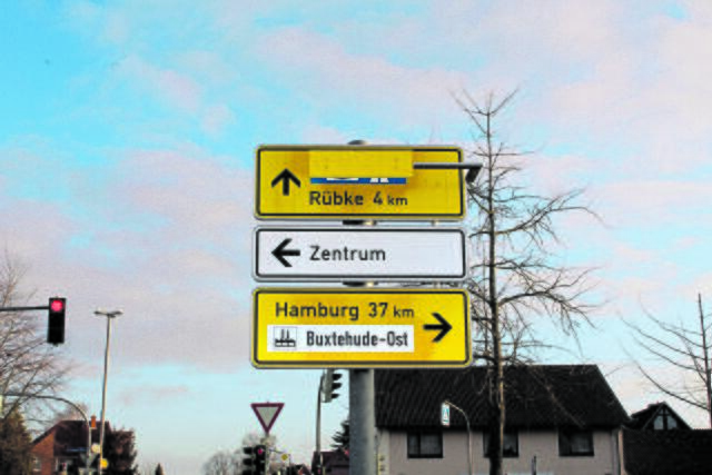 Fast verdecktes Schild sorgt für Verwirrung: Zur A26 in Buxtehude über ...
