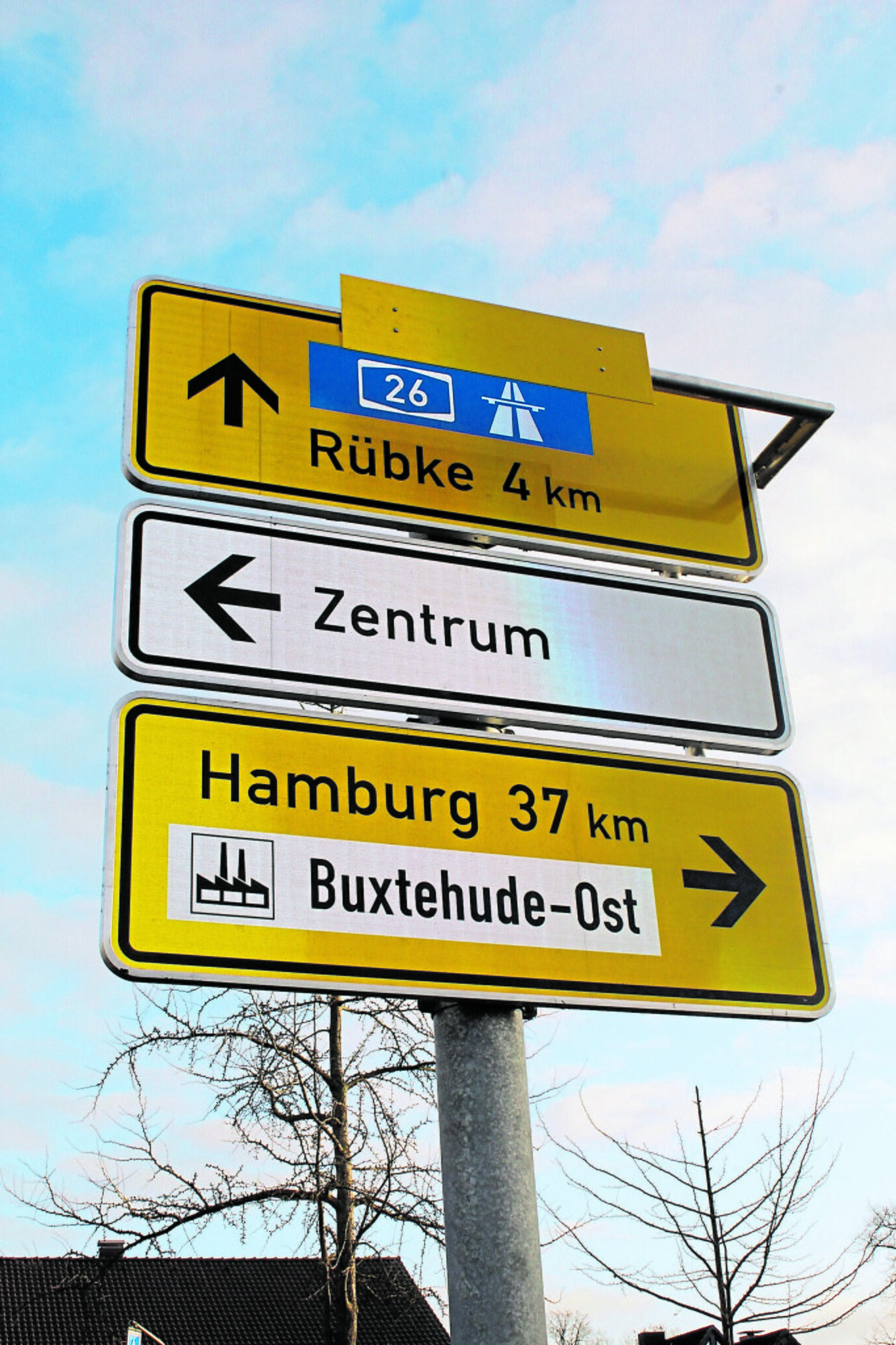 Fast verdecktes Schild sorgt für Verwirrung: Zur A26 in Buxtehude über ...