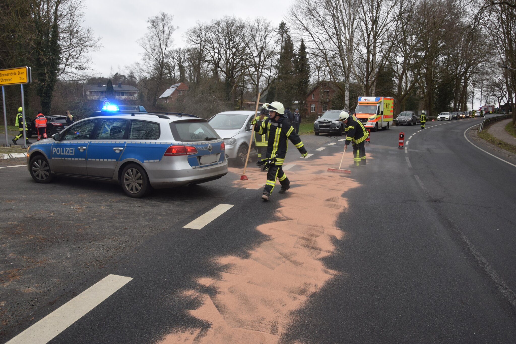 Kollision am Ortsausgang von Harsefeld: Mutter und Kind bei Autounfall verletzt - Harsefeld