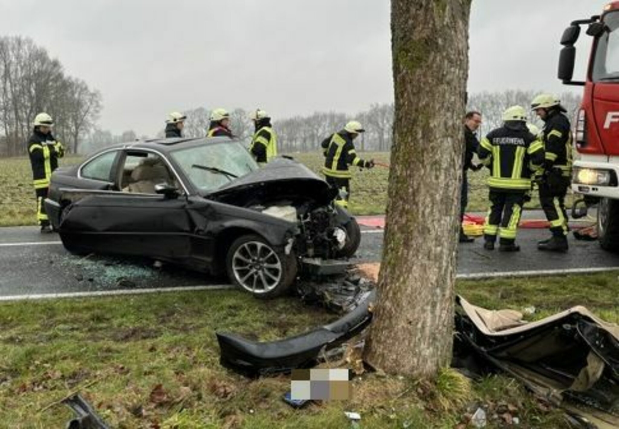 Fahrer (49) wird schwer verletzt: BMW prallt in Essel frontal gegen Baum - Fredenbeck