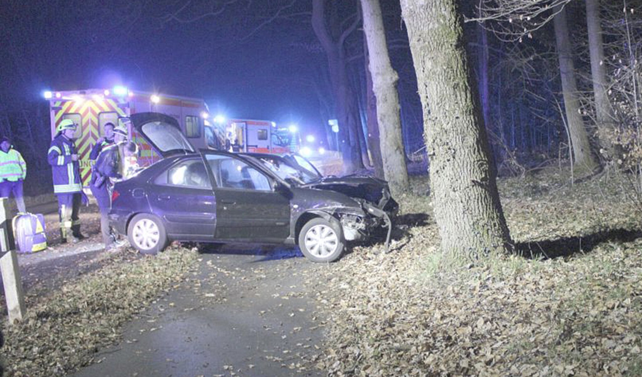Schwerer Unfall bei Ahlerstedt: Auto prallt beim Überholen gegen Baum - Harsefeld