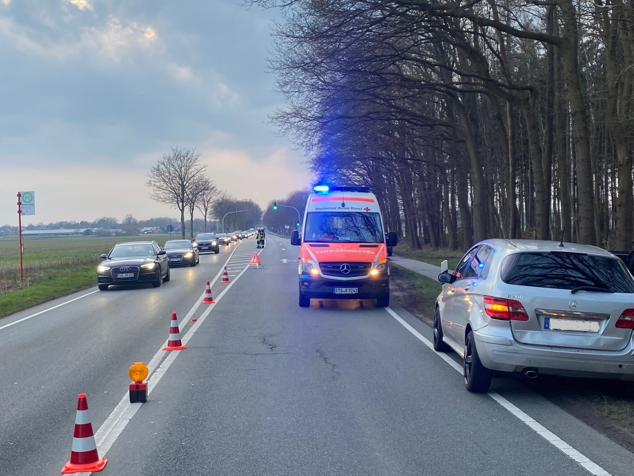 Im Rückstau qualmte ein Auto: Auffahrunfall auf der B73 - Stade