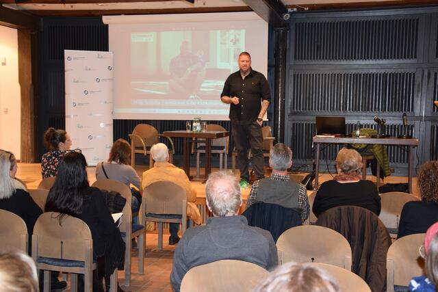 Diskussion in Winsen: Ex-Neonazi Philip Schlaffer über die Gefahr der ...