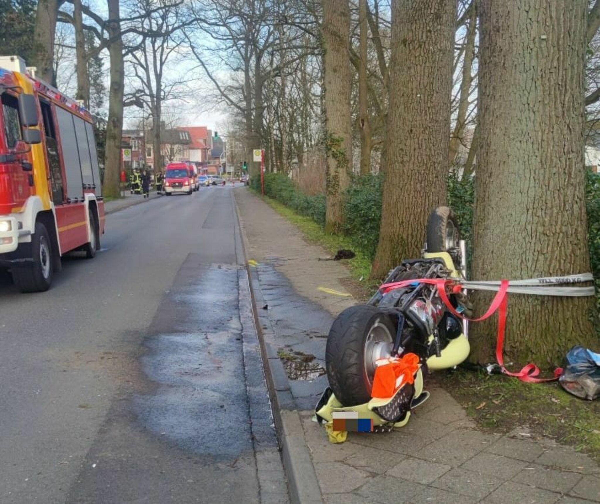 Tödlicher Unfall in Buxtehude: Motorradfahrer prallt gegen Baum und stirbt noch am Unfallort ...