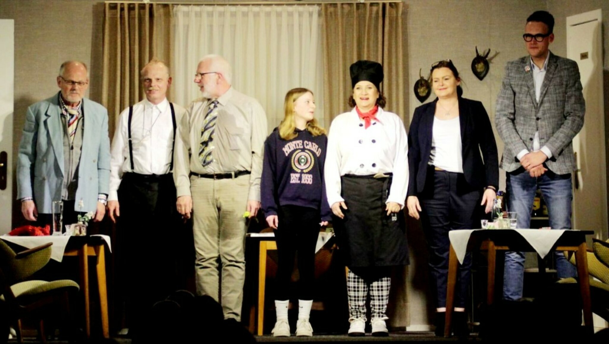 Theater in Hollern-Twielenfleth: Szenenapplaus für die "Bunten Kreihn ...