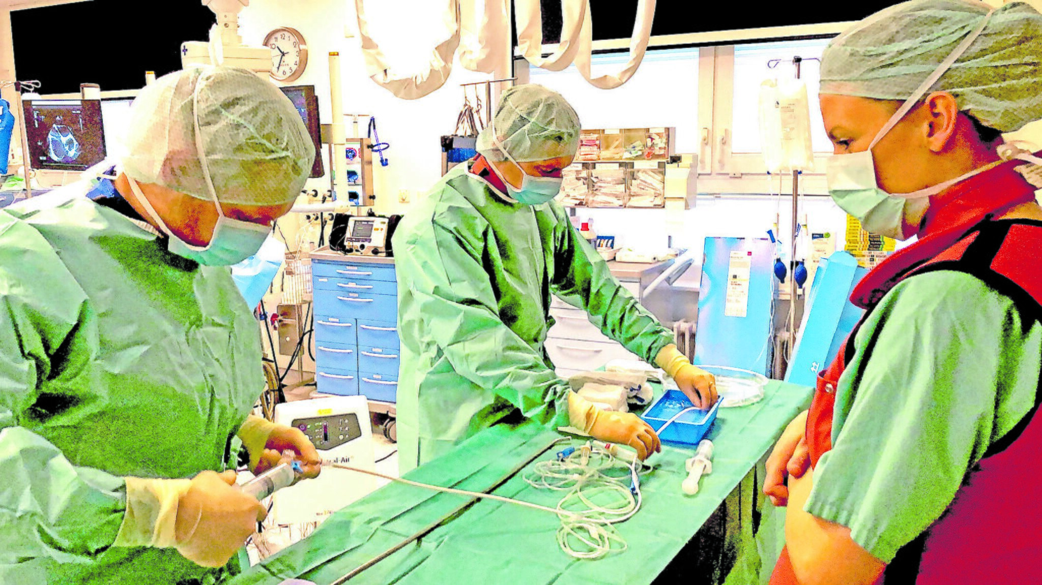 Wenn die Herzklappe undicht ist: Minimal-invasiver Eingriff an der ...