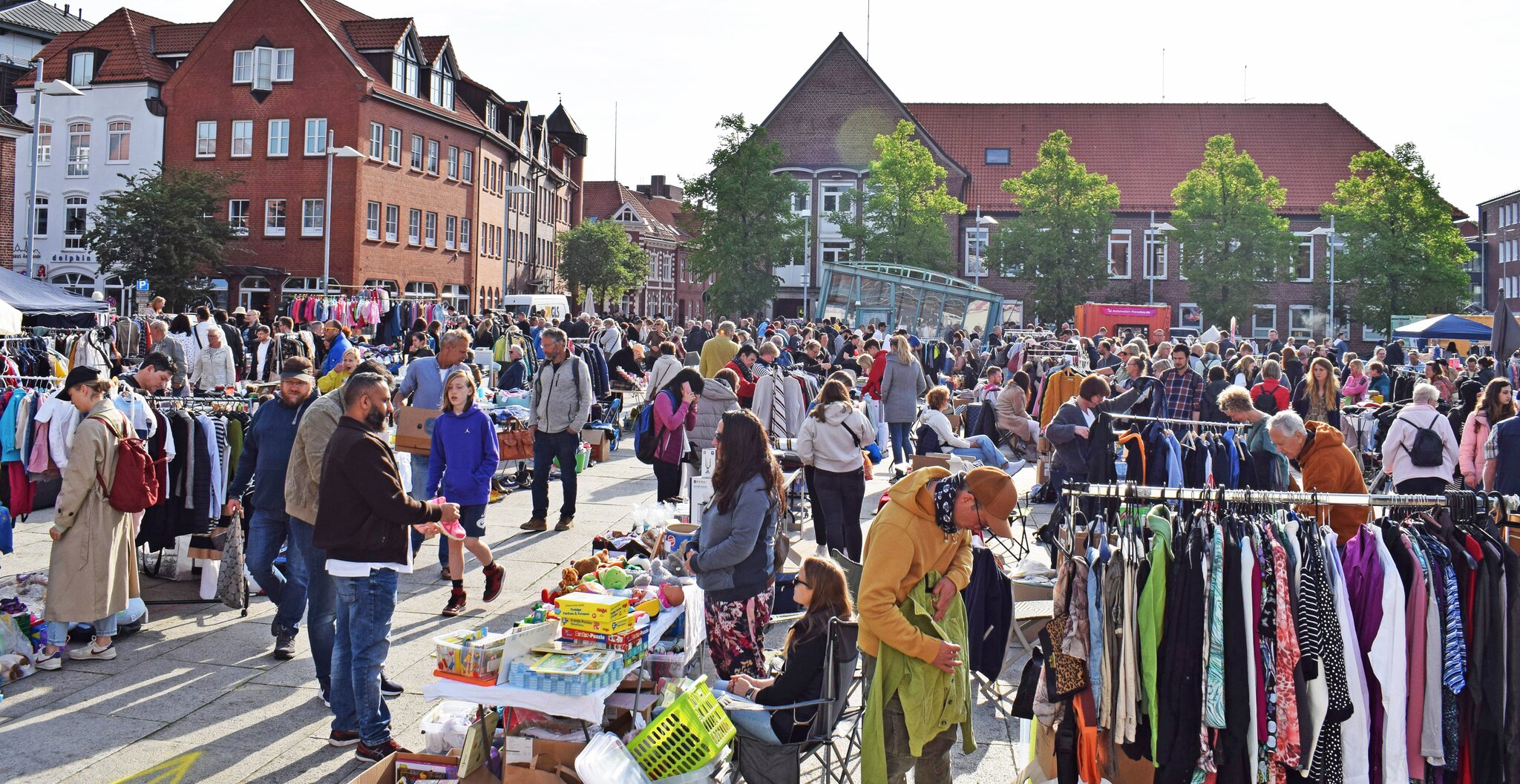 Viele Besucher bei Hansemahl und Flohmarkt: Futtern und feilschen in ...