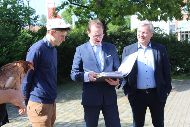 26. Hühnerprobe in Elstorf: Die rote Zora passt durch den Zaun - Neu ...